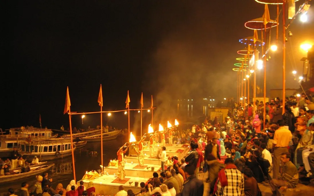 Ganga Aarti in Varanasi : वाराणसी के विश्व विख्यात गंगा आरती की जानकारी